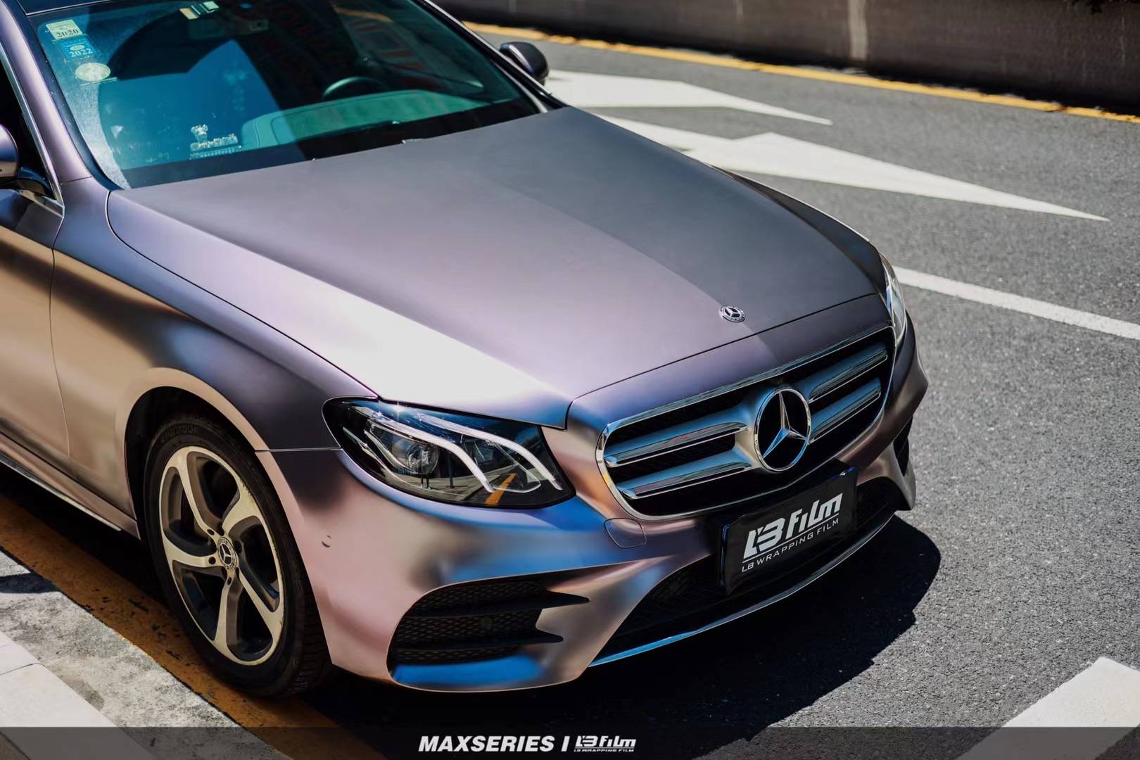 奔驰E300L-LBFILM改色膜卡普里灰紫，紫色的浪漫新体验_搜狐汽车_搜狐网