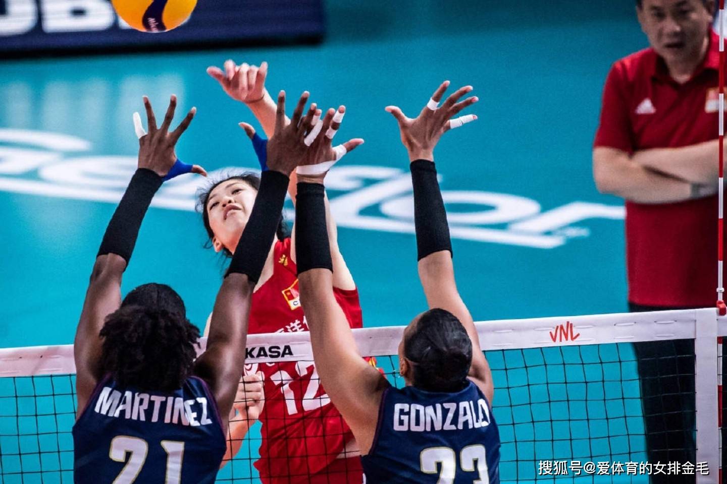 中国女排优缺点明显:提速、多点开花、李龚出色!但一传防守拦网差进攻龚翔宇李盈