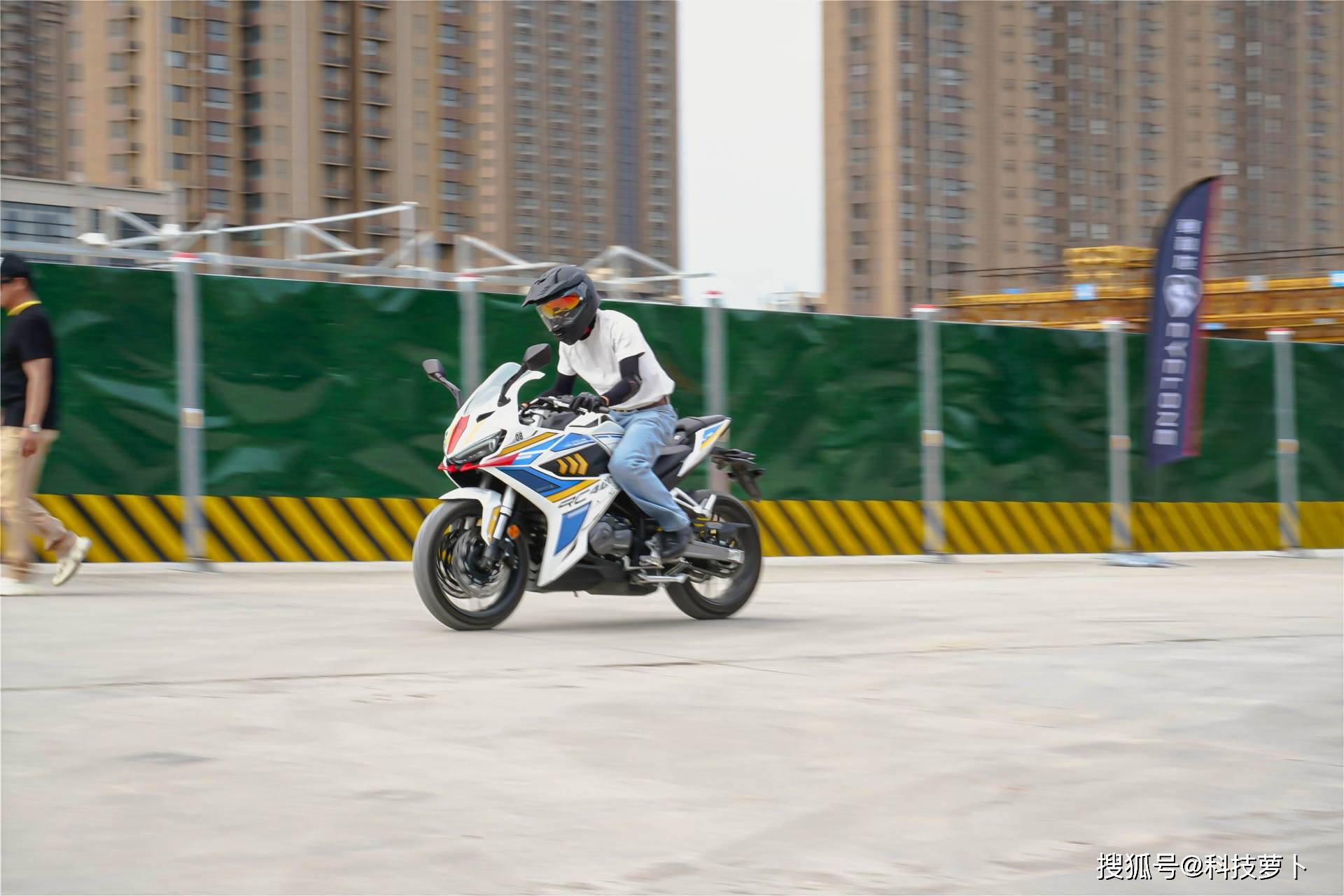 骑上高达去战斗，试驾赛科龙RC401感受_搜狐汽车_搜狐网