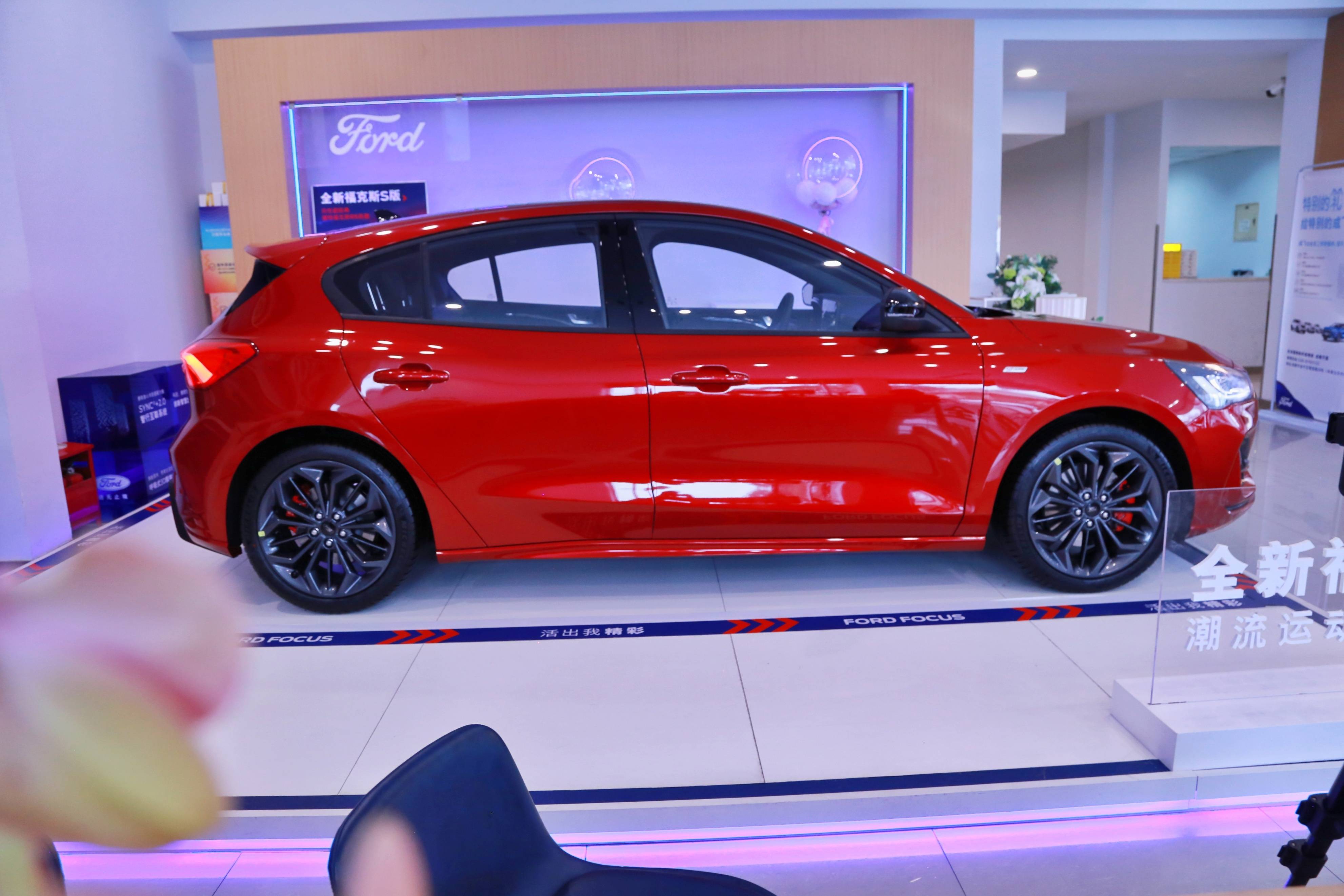 到店实拍全新福克斯：回归1.5T四缸发动机，颜值与操控并存_搜狐汽车_搜狐网