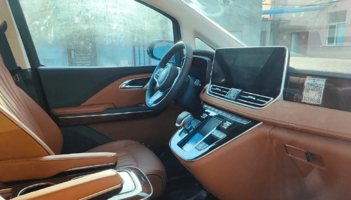 两大国产高端MPV即将来袭，红旗HM9/极氪009实车曝光，你看好谁？_搜狐汽车_搜狐网