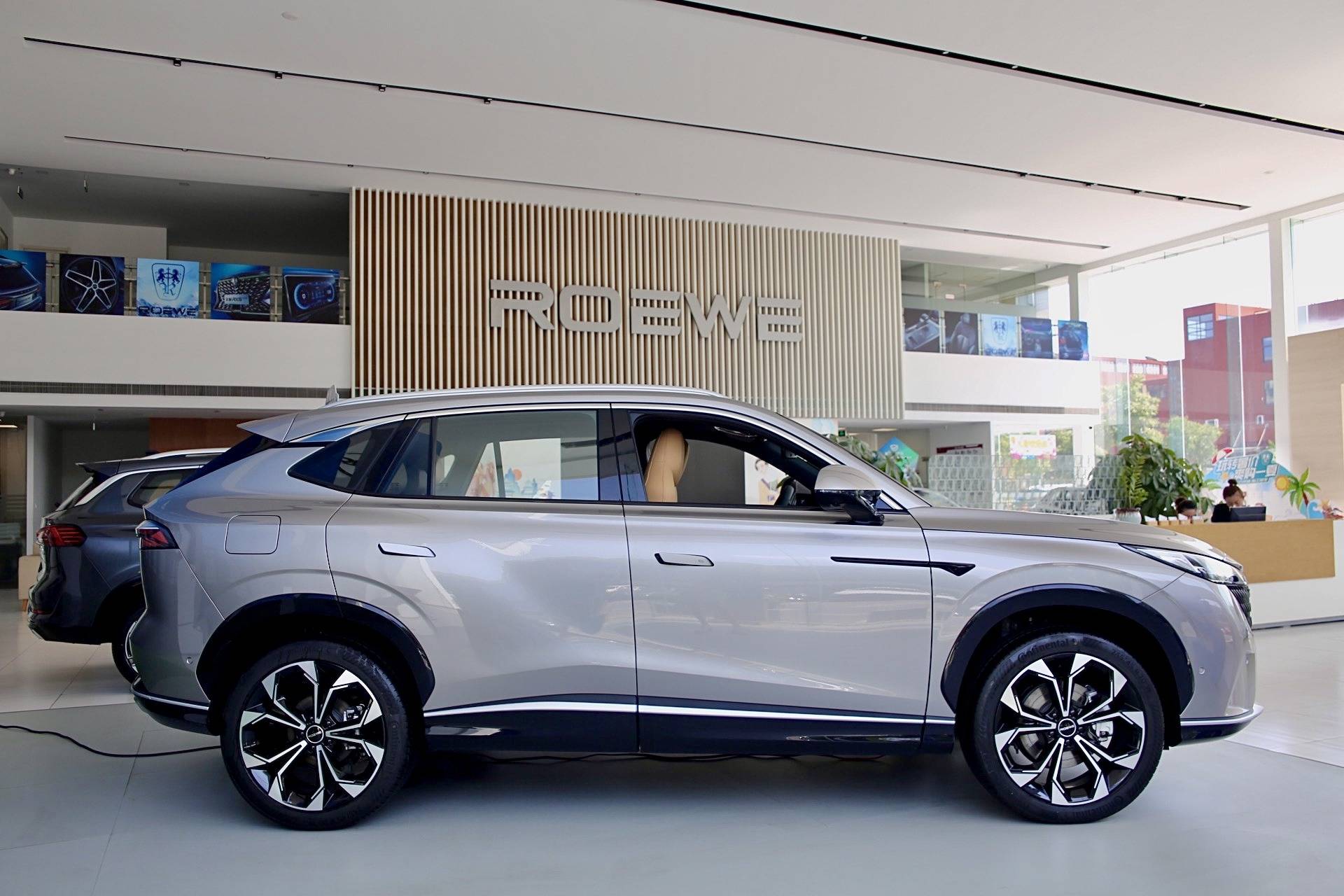 外观吸睛，智能科技再提升，探店实拍全新第三代荣威RX5_搜狐汽车_搜狐网