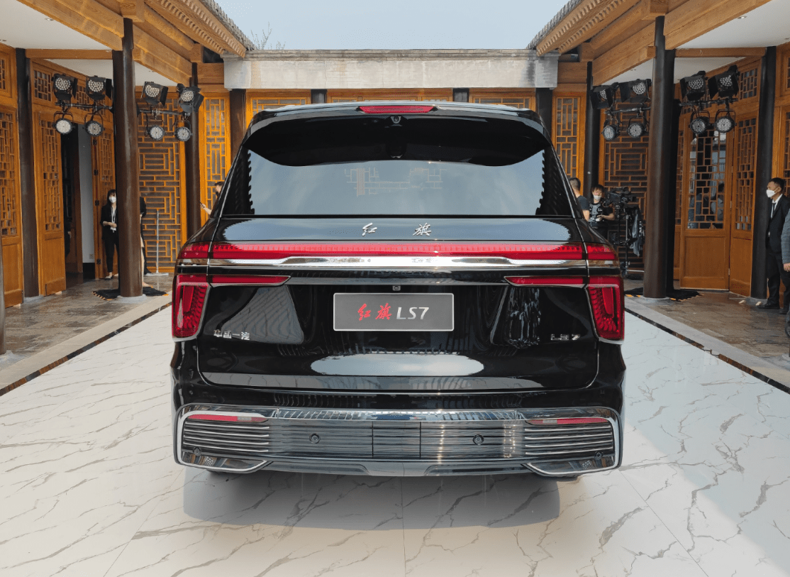 气场强大不输揽胜，红旗牌“库里南”曝光，4.0T+8AT+四驱，真霸气_搜狐汽车_搜狐网