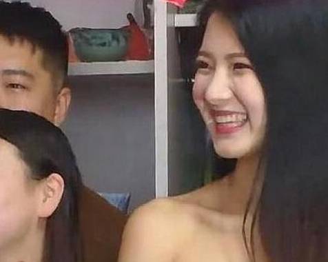 伴娘小姐姐火了，亮点不在颜值而在这儿，网友：这种魅力才最持久 -6park.com