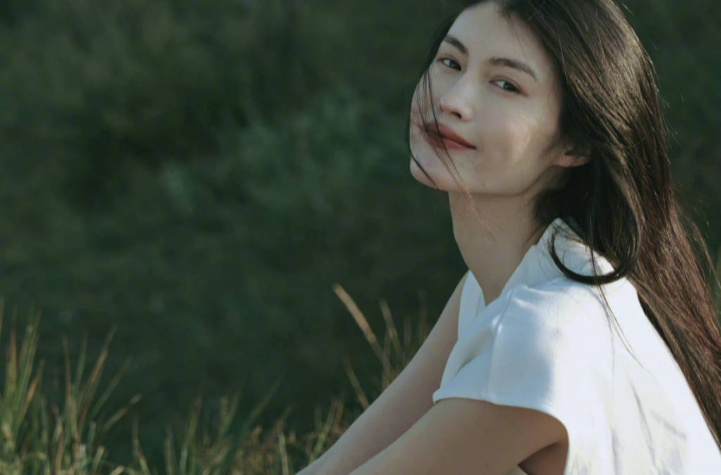 超模何穗晒秋日户外随拍 白色休闲装游走山水之间-搜狐大视野-搜狐新闻