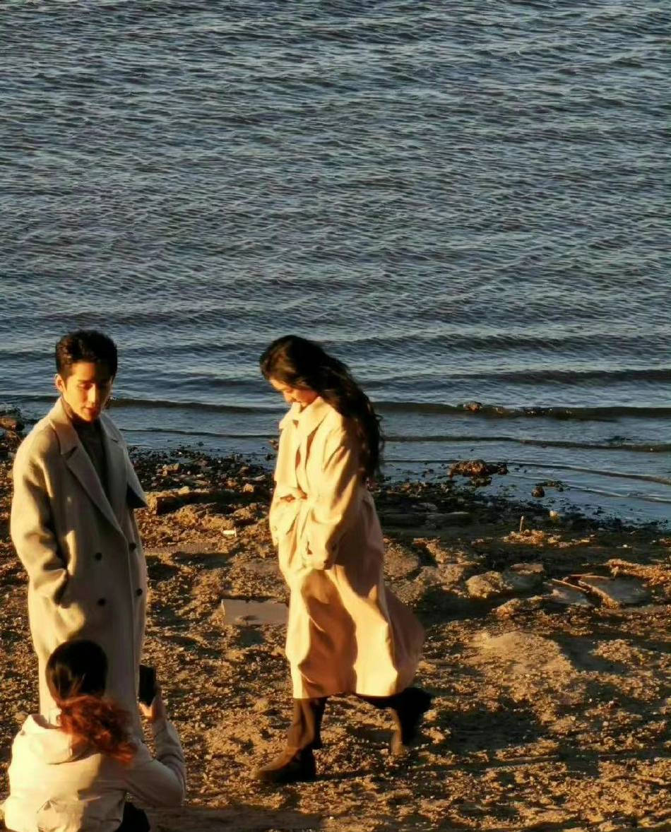 张新成孙千电影海边夕阳路透 同色系大衣超有CP感-搜狐大视野-搜狐新闻