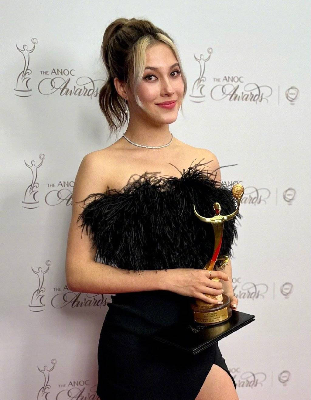 又拿奖啦！谷爱凌获北京冬奥会最佳女运动员表现奖-搜狐大视野-搜狐新闻