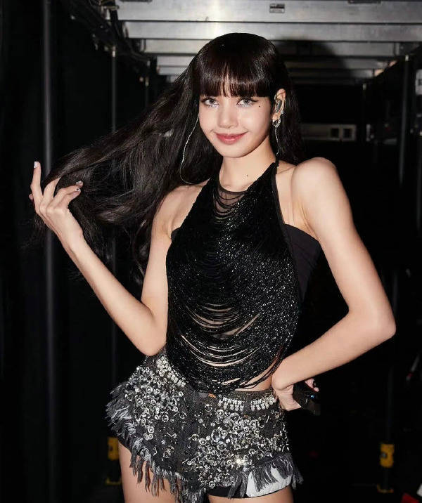 Lisa穿黑色吊带大秀直角肩 嘟嘴自拍露性感小蛮腰-搜狐大视野-搜狐新闻