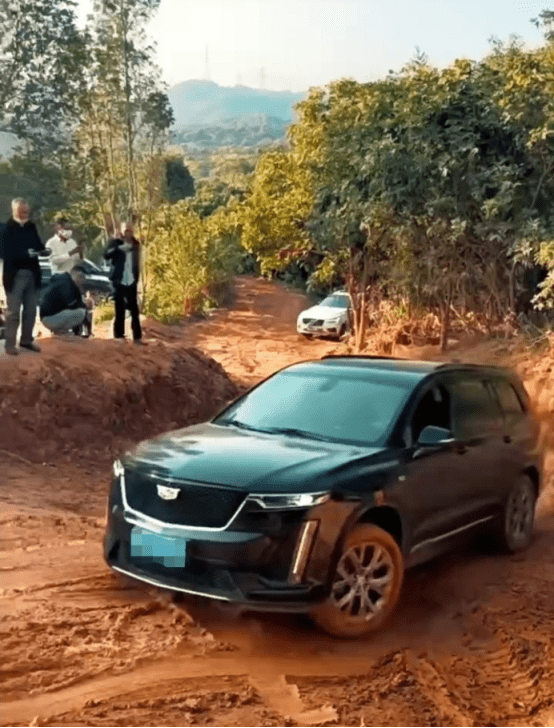 凯迪拉克XT6成佛坡没有难度，沃尔沃XC60难于上青天_搜狐汽车_搜狐网