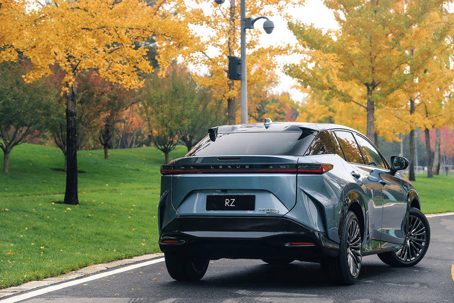 短暂试驾雷克萨斯RZ 450e 异型方向盘很出彩，整体感受很“哇塞”_搜狐汽车_搜狐网