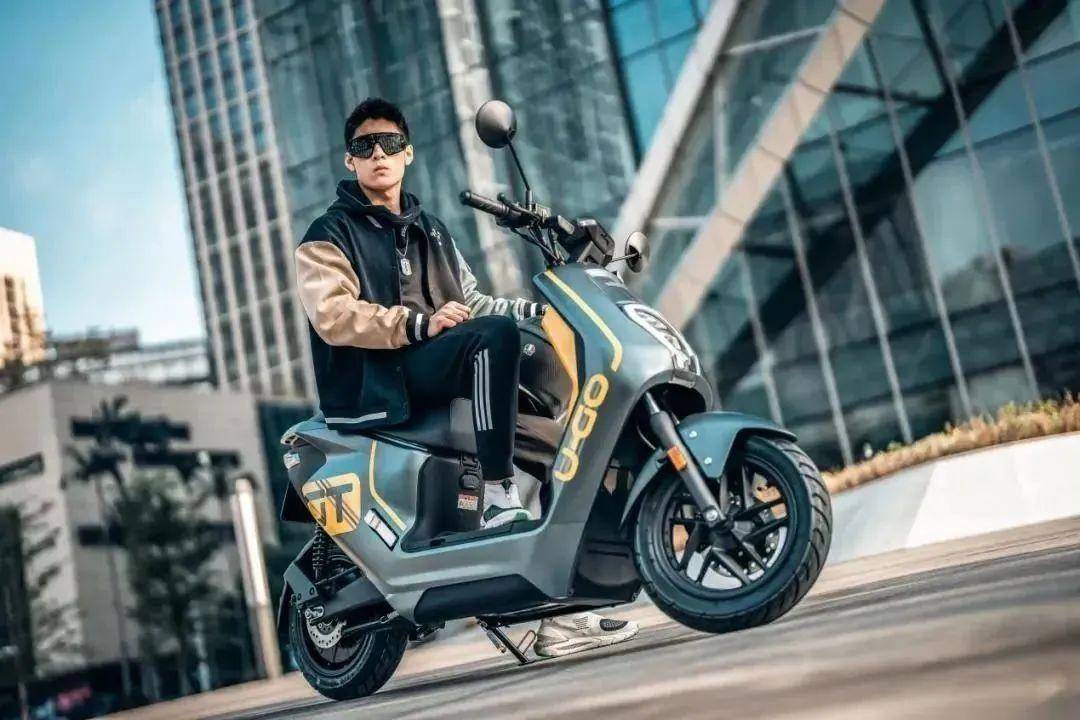 买油摩还是电摩？本田高速电摩U-GOGT和油摩PCX150，你怎么选？_搜狐汽车_搜狐网