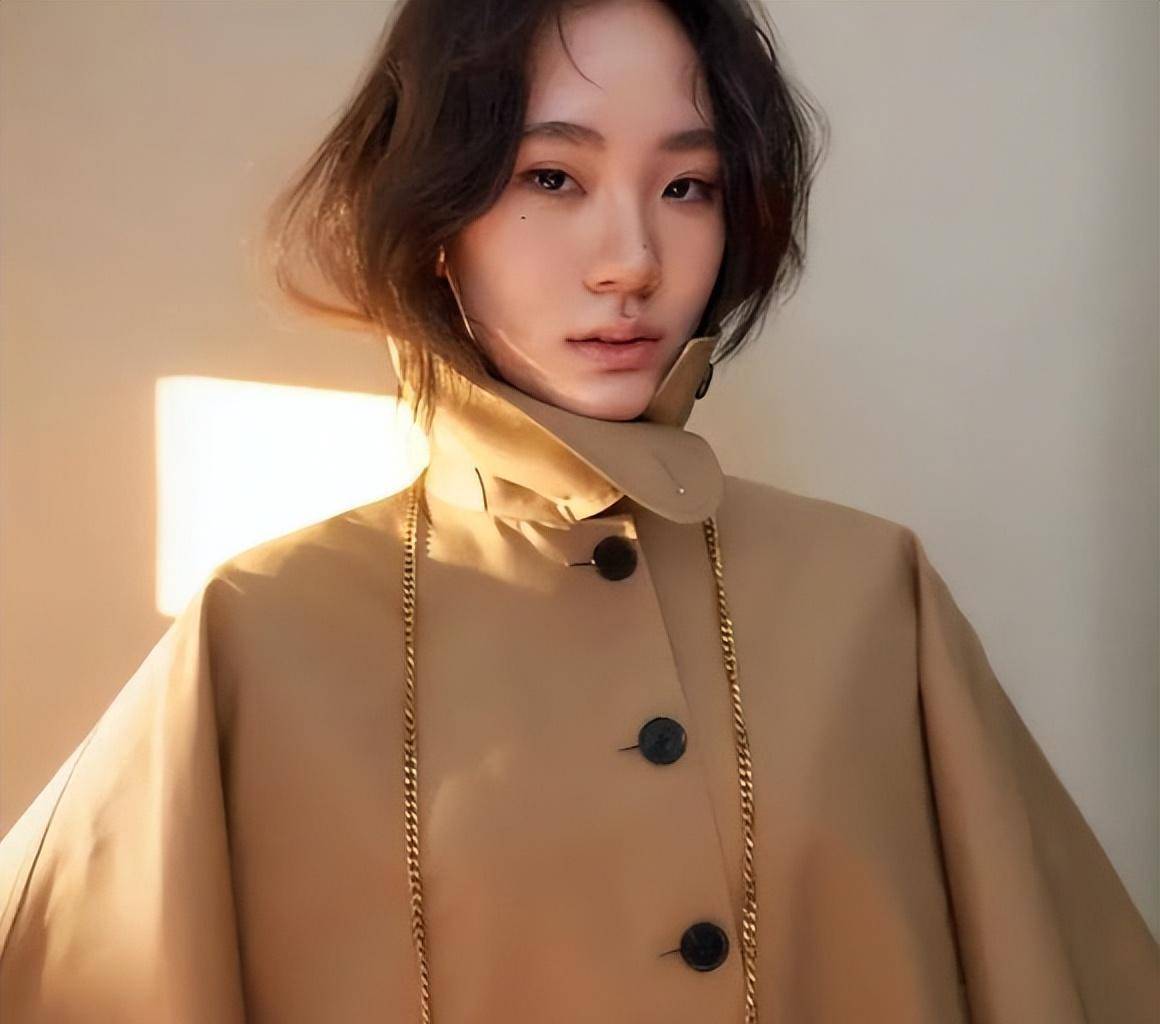 小s二女儿又拍杂志,眼神忧郁穿着成熟,不受姨妈大s事情影响汪小菲妈妈长相
