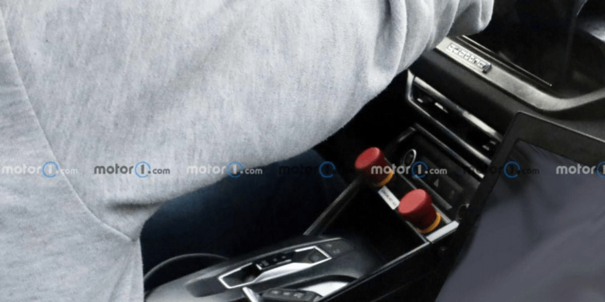 全新奥迪Q5内饰谍照曝光，中控屏尺寸升级，换装8AT变速箱_搜狐汽车_搜狐网