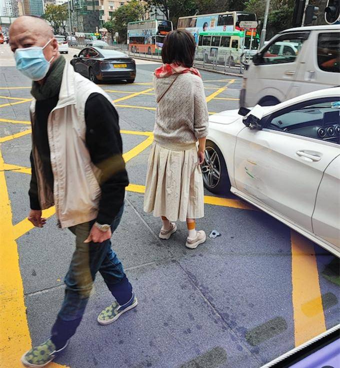 知名老戏骨夫妇发生车祸，开私家车与公交相撞，车身变形严重凹陷