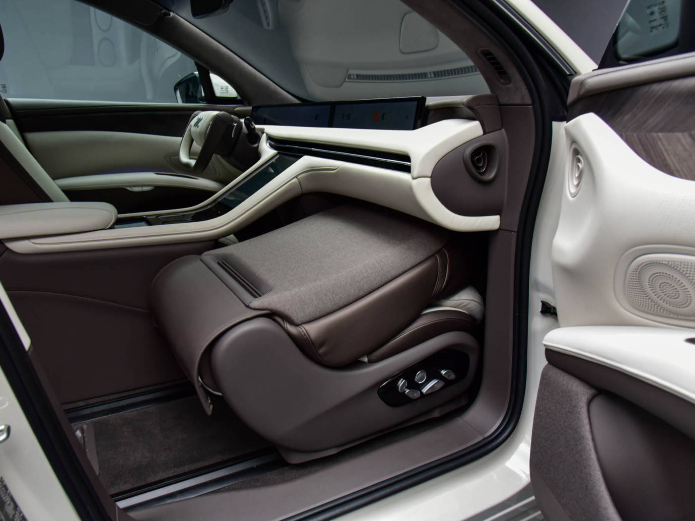 这SUV有飞机座舱，后排零重力座椅自带躺平模式，比头等座强_搜狐汽车_搜狐网