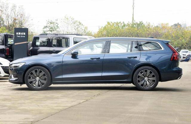 实拍露营利器沃尔沃V60：搭2.0T+8AT！它才是最美“大瓦罐”？_搜狐汽车_搜狐网