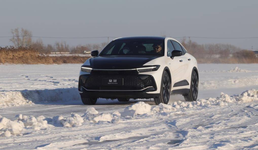 越野、赛跑、下赛道！跟着皇冠陆放和皇冠SportCross一起玩雪_搜狐汽车_搜狐网
