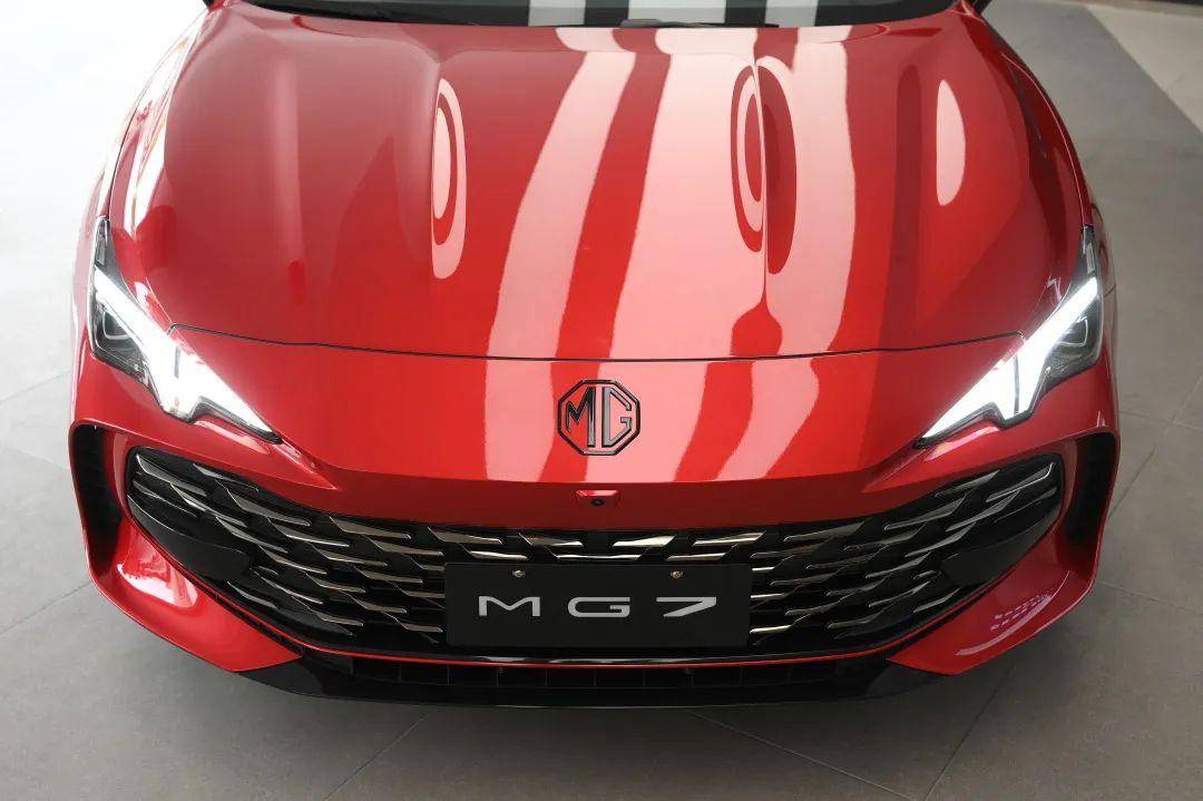 2.0T 261匹 405牛，中型车还带电动尾翼！实拍全新MG7_搜狐汽车_搜狐网