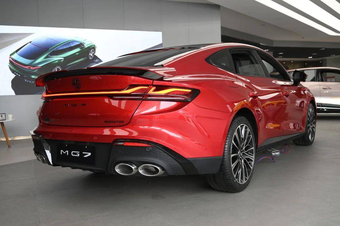 2.0T 261匹 405牛，中型车还带电动尾翼！实拍全新MG7_搜狐汽车_搜狐网