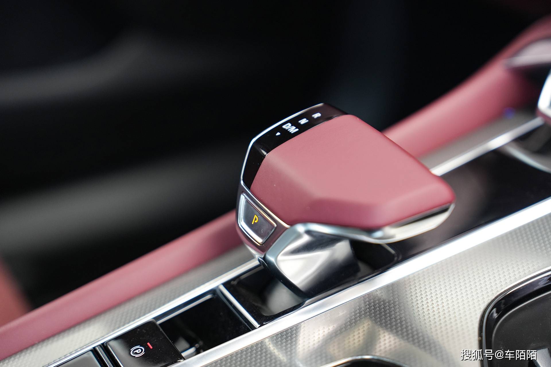 品牌首款黑标轿跑/配2.0T+9AT 抢先到店实拍MG7！_搜狐汽车_搜狐网