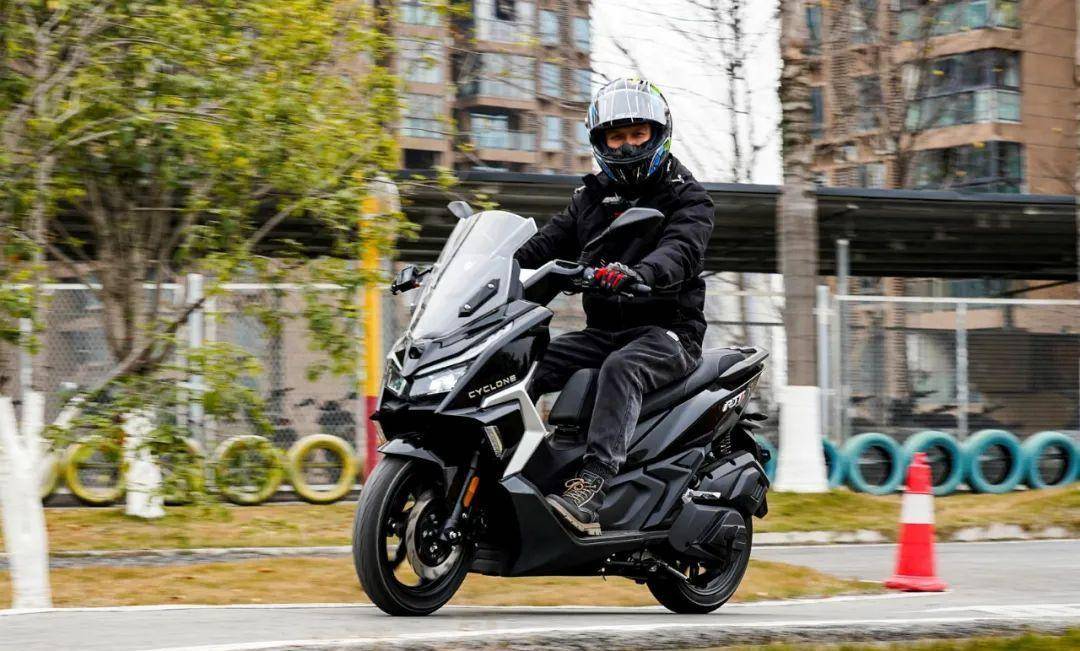 绕桩，跑山、爬楼梯-赛科龙RT1试驾体验，经得起摧残的好踏板_搜狐汽车_搜狐网