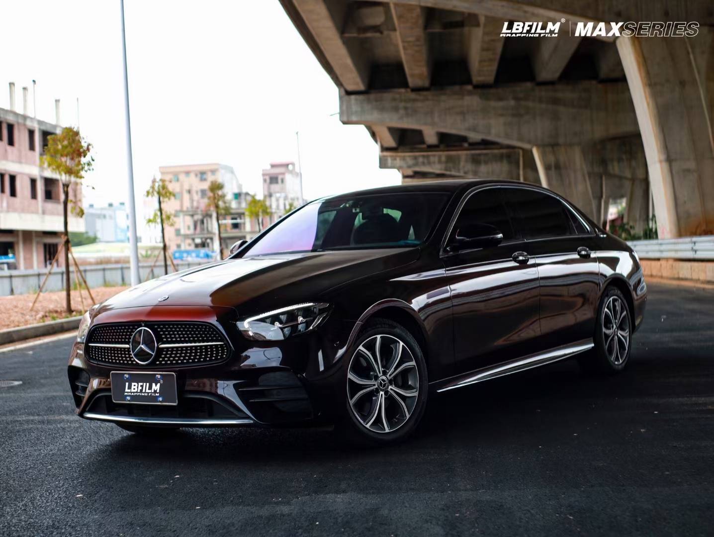 奔驰E300L-LB改色膜黑魅红，充满了魅惑气息！_搜狐汽车_搜狐网