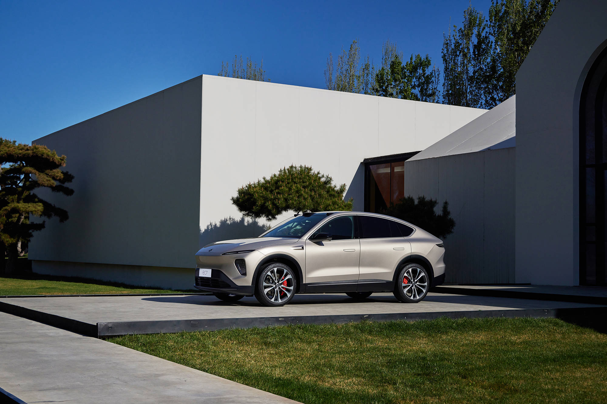 蔚来智能电动旗舰轿跑SUV EC7，感受“优雅的力量”_搜狐汽车_搜狐网