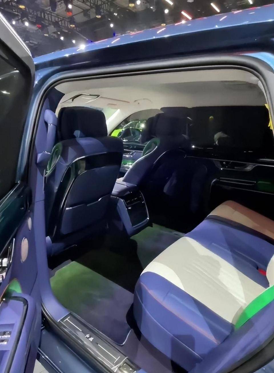 全新红旗L5亮相：首搭4.0T V8动力，采用双色车身+超大连屏内饰_搜狐汽车_搜狐网