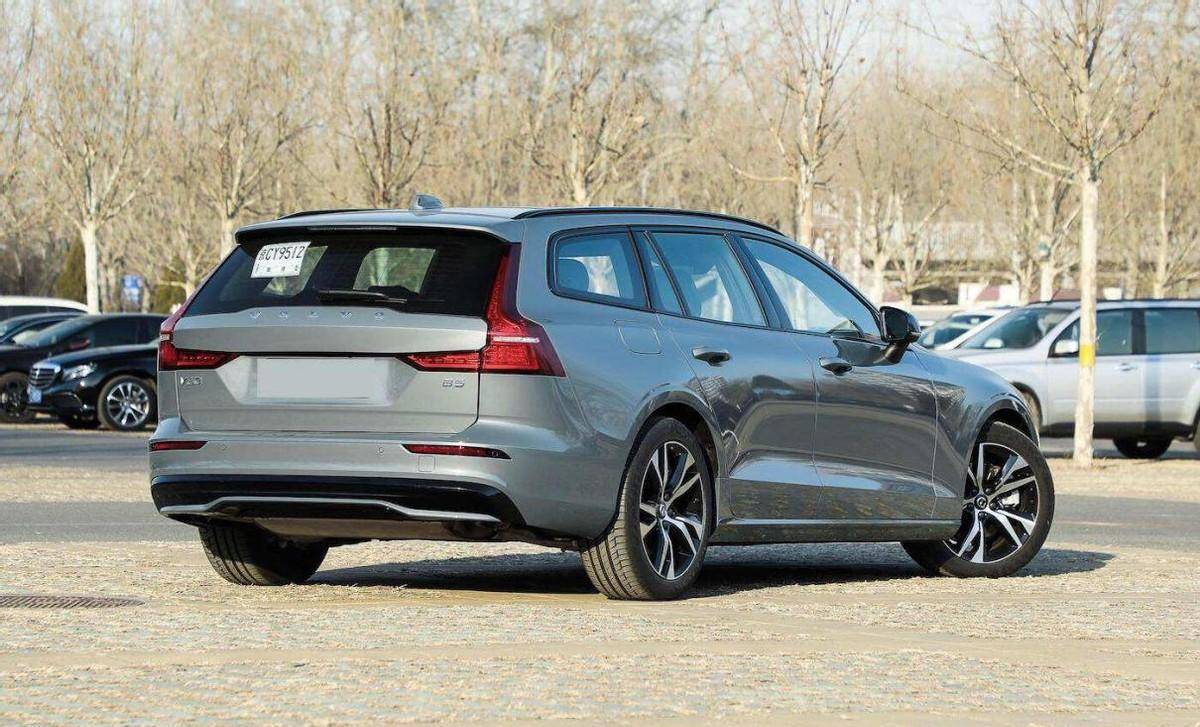 实拍沃尔沃V60，配2.0T+8AT动力，后排放倒能当床，家用挺香_搜狐汽车_搜狐网