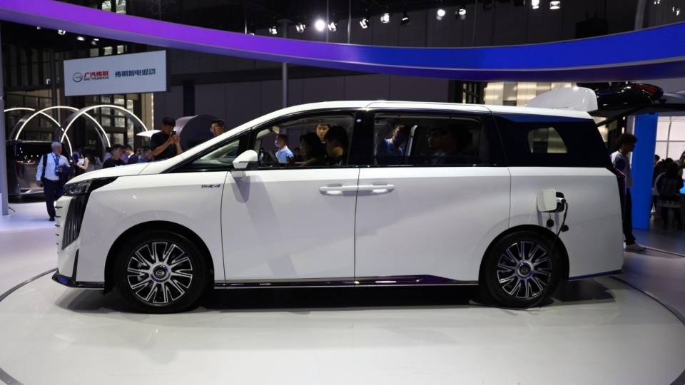 30多万买MPV，2.0T插混的传祺E9，家用选低配就足够？_搜狐汽车_搜狐网