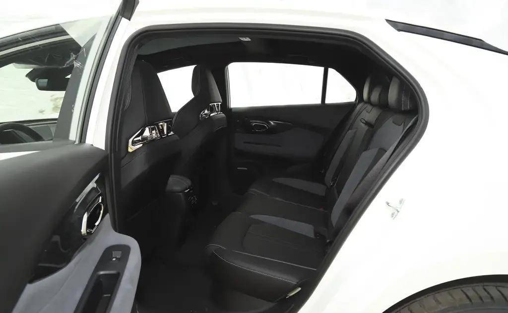 传祺影豹400T开启预售：升级专属运动套件，2.0T+8AT爆265马力_搜狐汽车_搜狐网