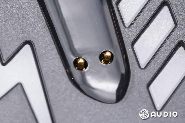 Loca H5S真无线游戏蓝牙耳机拆解，炫酷外观设计，轻巧舒适佩戴_充电_产品_特写