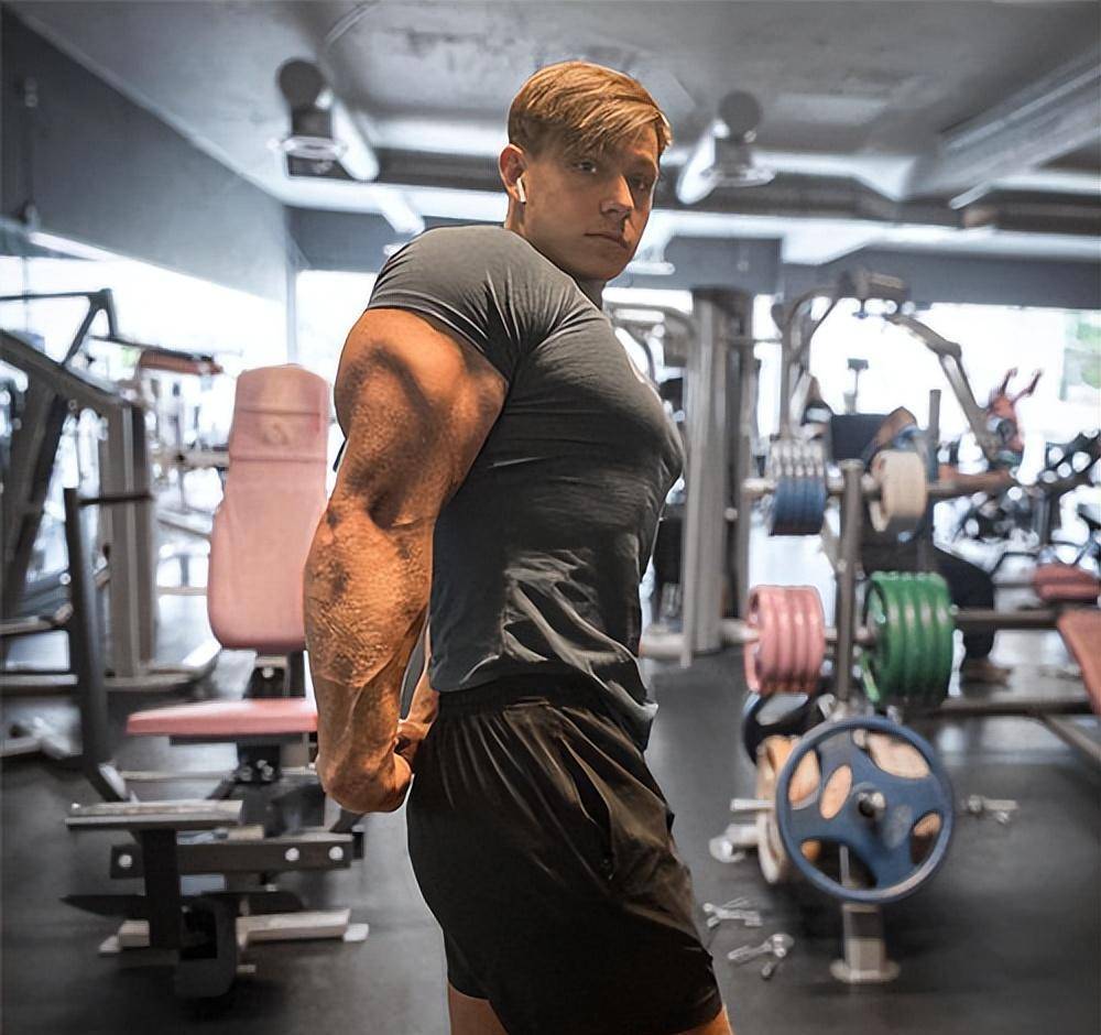 19岁小伙子，5年时间改造身材，如今肌肉爆表，卧推165公斤 -6park.com