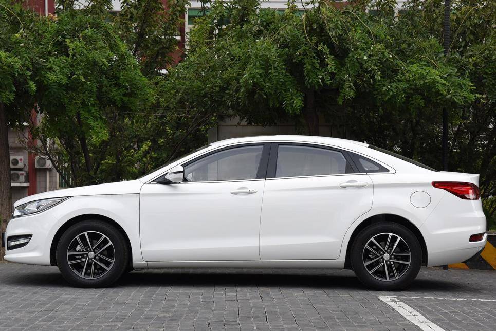 奔腾B50终于爆发了！油耗6.1L＋6AT，长近4米7，12.68万_搜狐汽车_搜狐网