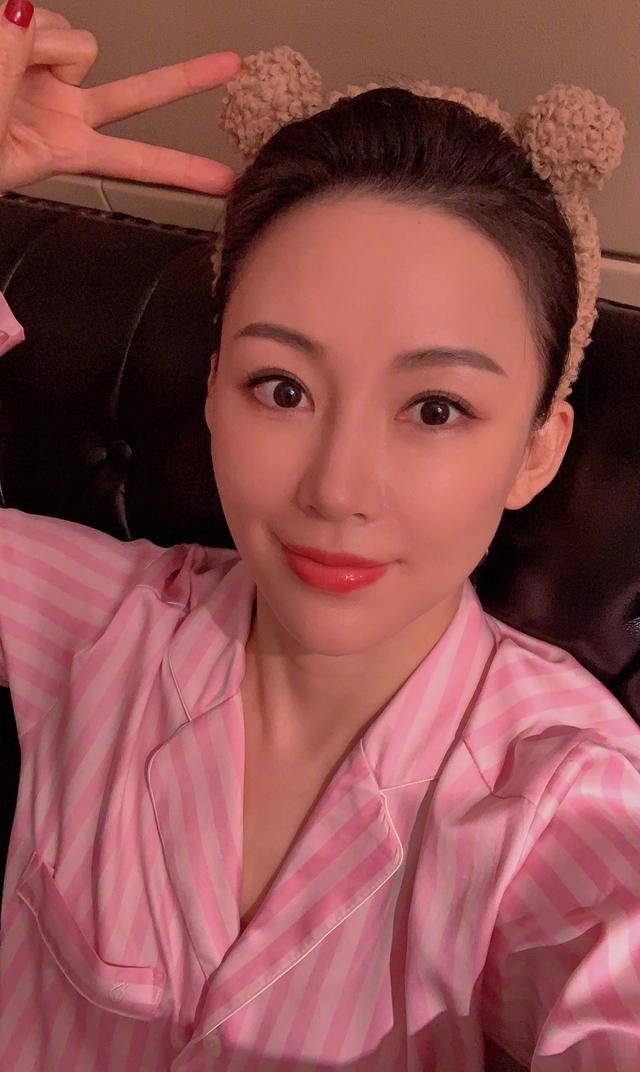 台球第一美女王钟瑶, 风姿绰约,职业装穿出女神感觉,超越潘晓婷中国裁判