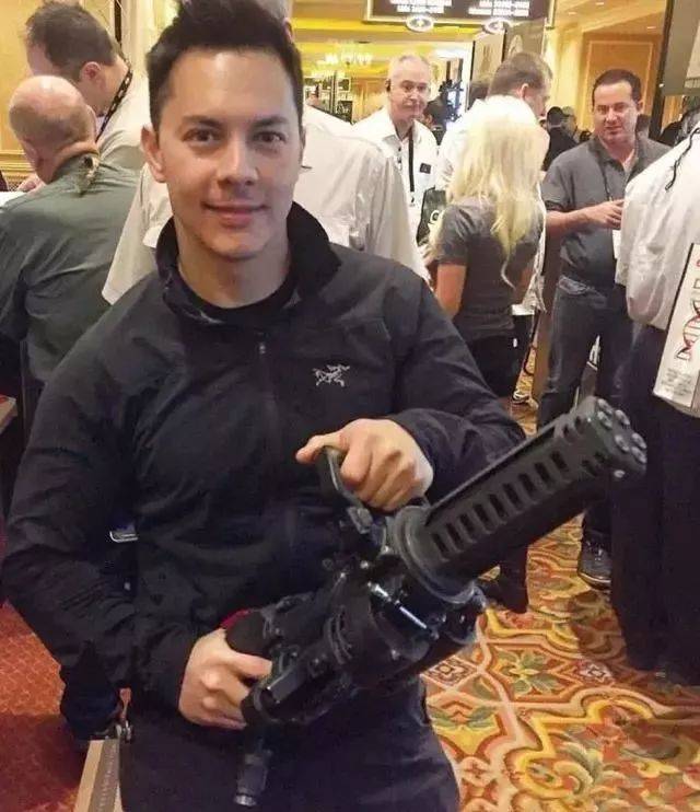 扛不动手提转管机枪？这款世界最轻！XM556手持式5.56mm米尼岗机枪_美国陆军_直升机_枪管