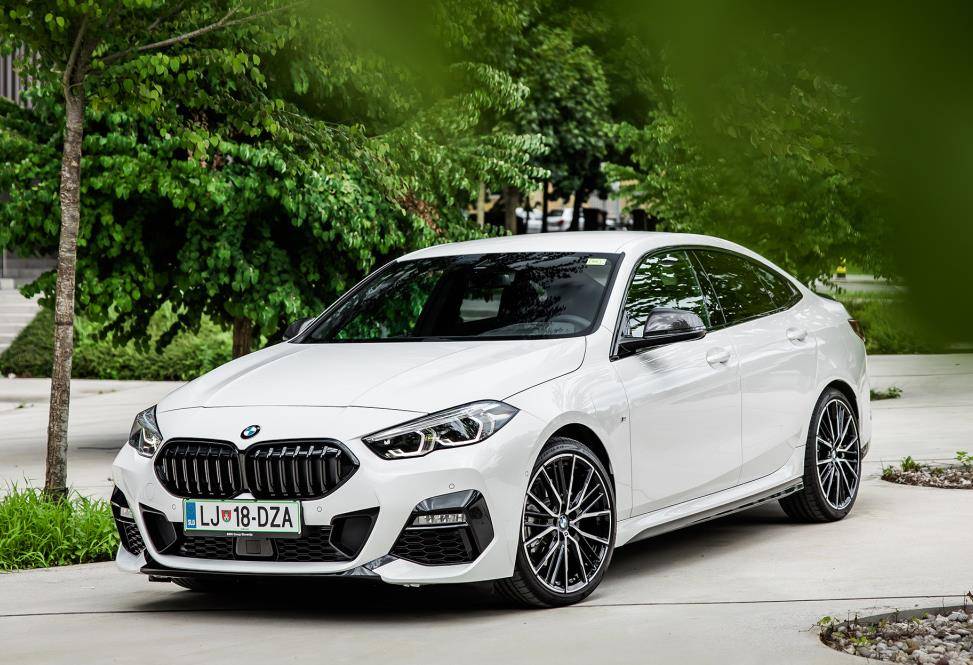 奔驰CLA再遇劲敌，搭2.0T＋8AT，比奥迪A4L好看，油耗5.8L_搜狐汽车_搜狐网