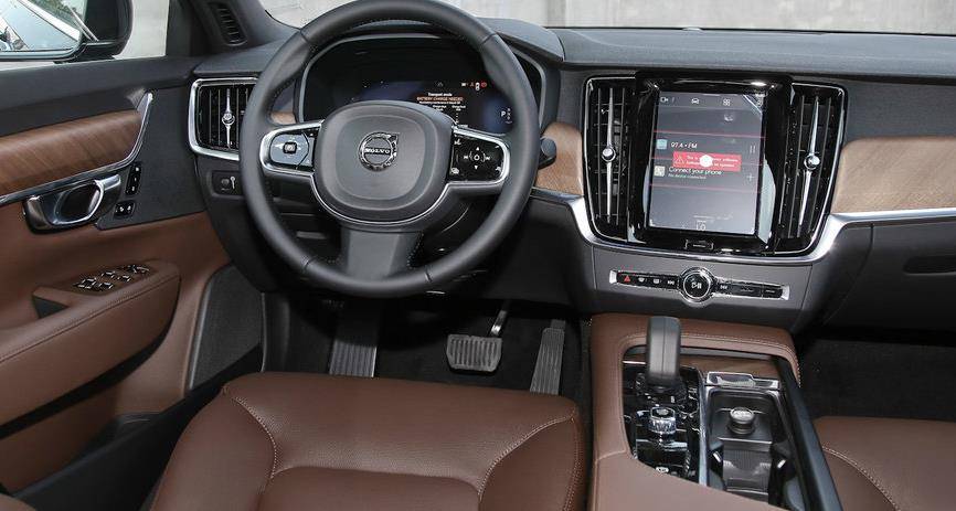 别总盯着A6！标配2.0T＋8AT，带16个哈曼卡顿，从41万降至33万_搜狐汽车_搜狐网