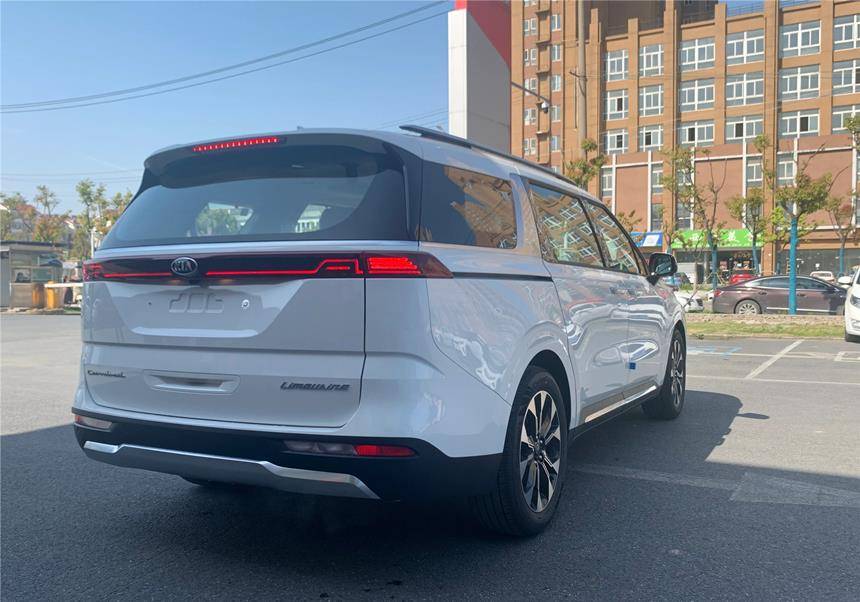 首批新一代起亚嘉华进口到店，造型气派，车宽近两米，配装V6动力_搜狐汽车_搜狐网