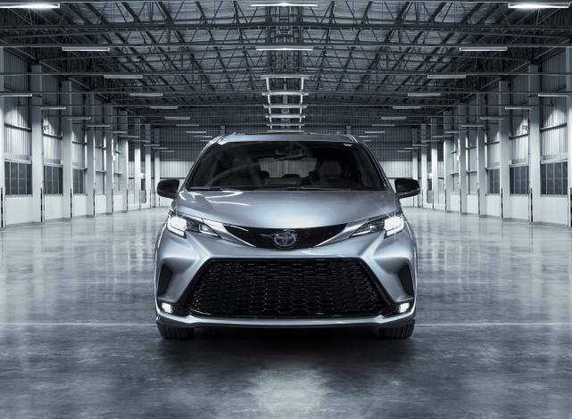 丰田的家用王，车长5.2m，电动侧滑门+隐私玻璃，还有7个沙发座椅_搜狐汽车_搜狐网