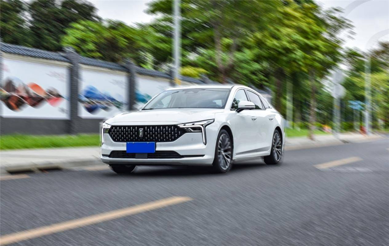 试驾|不到15万就有2.0T+6AT，奔腾B70的配置真的很顶_搜狐汽车_搜狐网