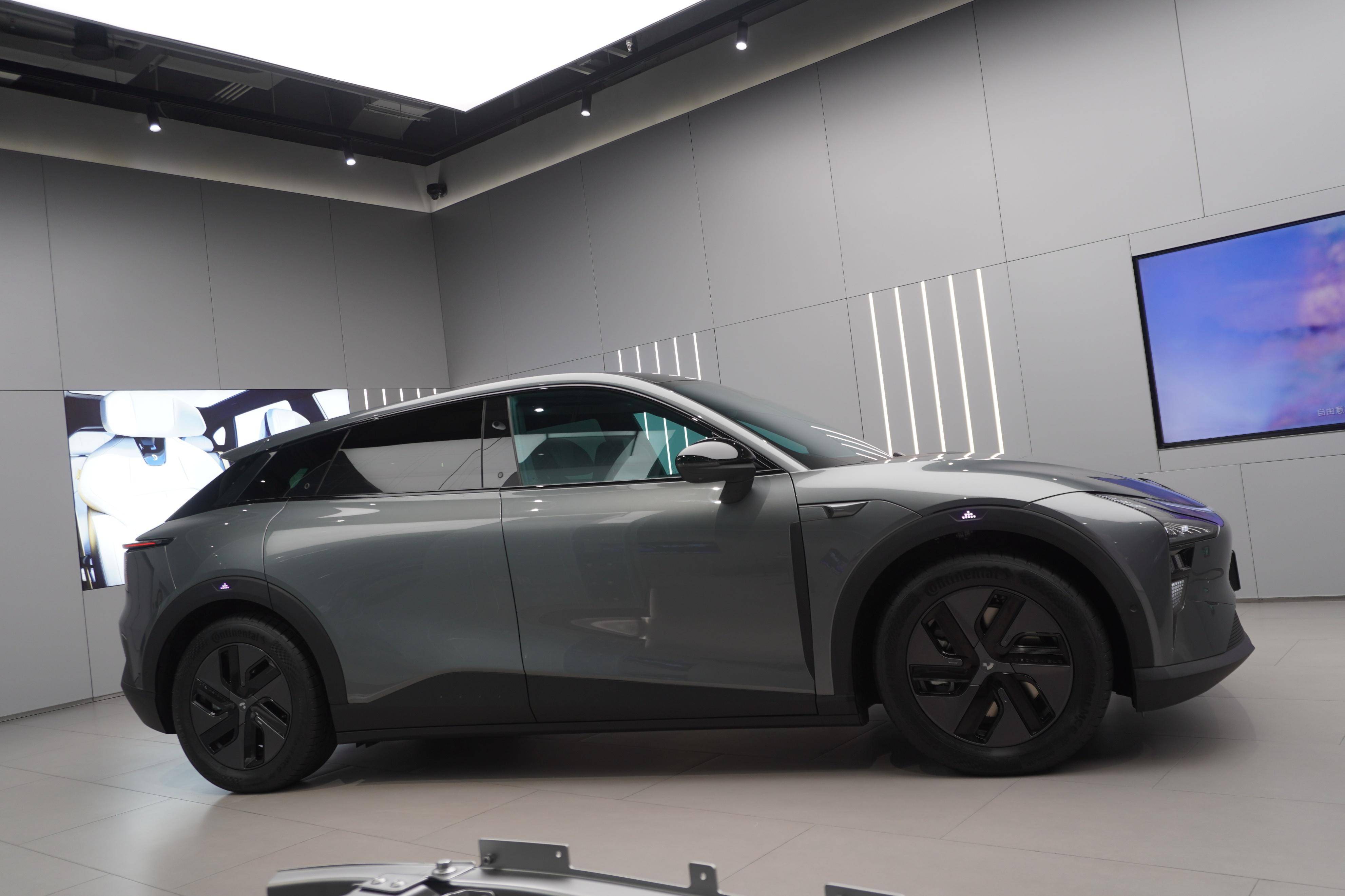 U型方向盘+35.6英寸大屏！探店体验集度ROBO-01_搜狐汽车_搜狐网