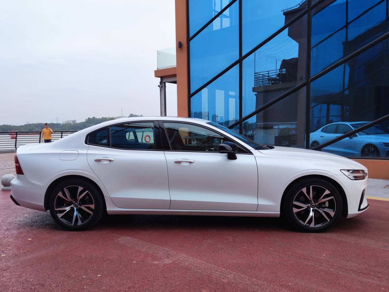 试驾沃尔沃S60 B5：后排不算差，操控超3系？_搜狐汽车_搜狐网