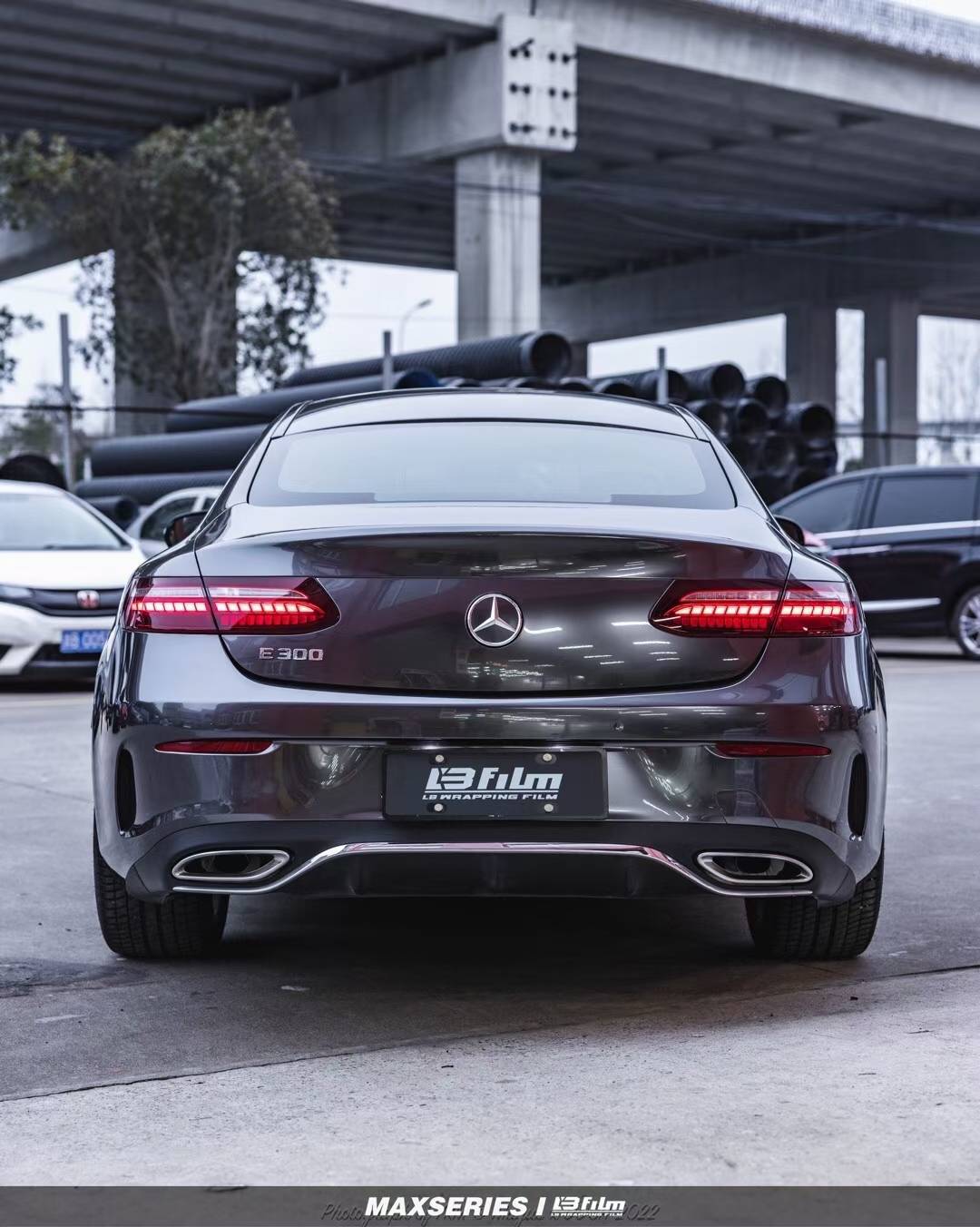 奔驰E300-LB改色膜液态金属乌木兰灰,充满金属感的深灰色_搜狐汽车_搜狐网