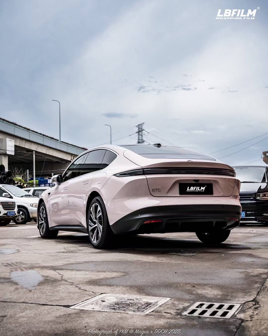 蔚来ET5-LBFILM改色膜镜空粉,猛男看了娇羞的的颜色_搜狐汽车_搜狐网