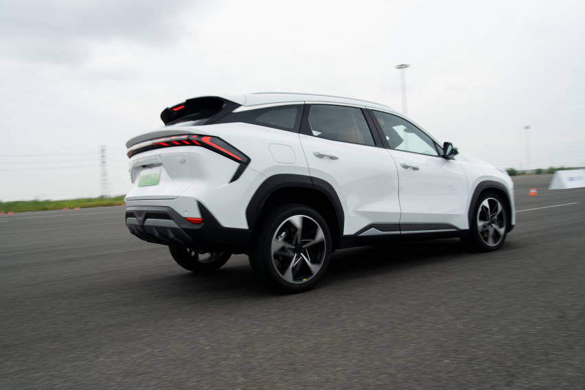 汽车界的“8848” 场地试驾吉利银河L7_搜狐汽车_搜狐网