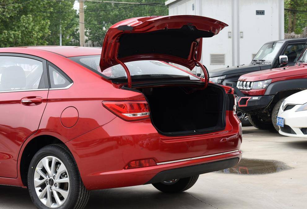 北汽又出新车了，比新宝骏RC5好看，油耗5.7L＋CVT，6.99万起_搜狐汽车_搜狐网
