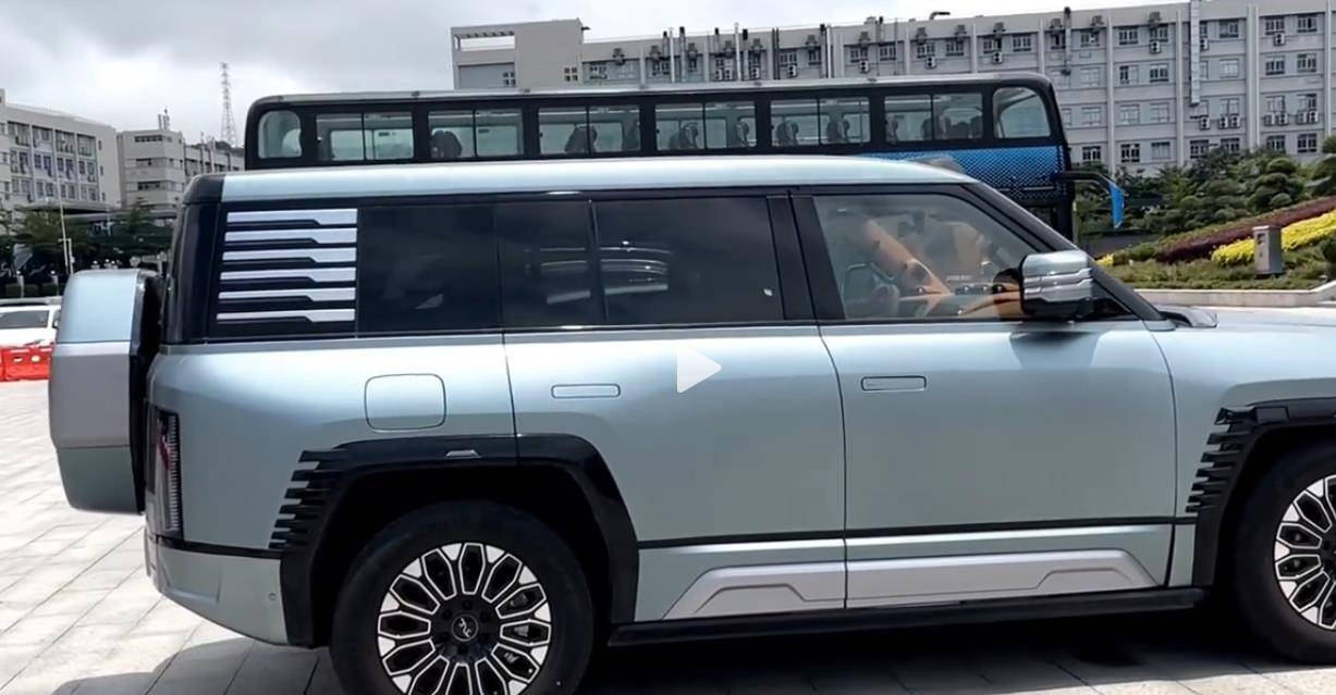 仰望U8再现新版本，2.0T增程+1197马力轮边电机，路虎卫士不香了_搜狐汽车_搜狐网