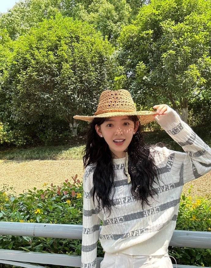 章若楠拍摄田园风清新写真 戴草帽甜笑嘟嘴超软萌-搜狐大视野-搜狐新闻