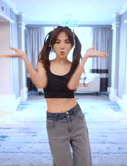 Ella晒最新练习室随拍 黑色背心配绿色长裤超酷飒-搜狐大视野-搜狐新闻